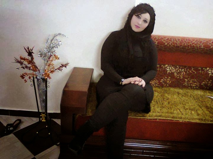Beautiful Pictures Around The World Yemeni Girl Waiting For Her Friend In Office
