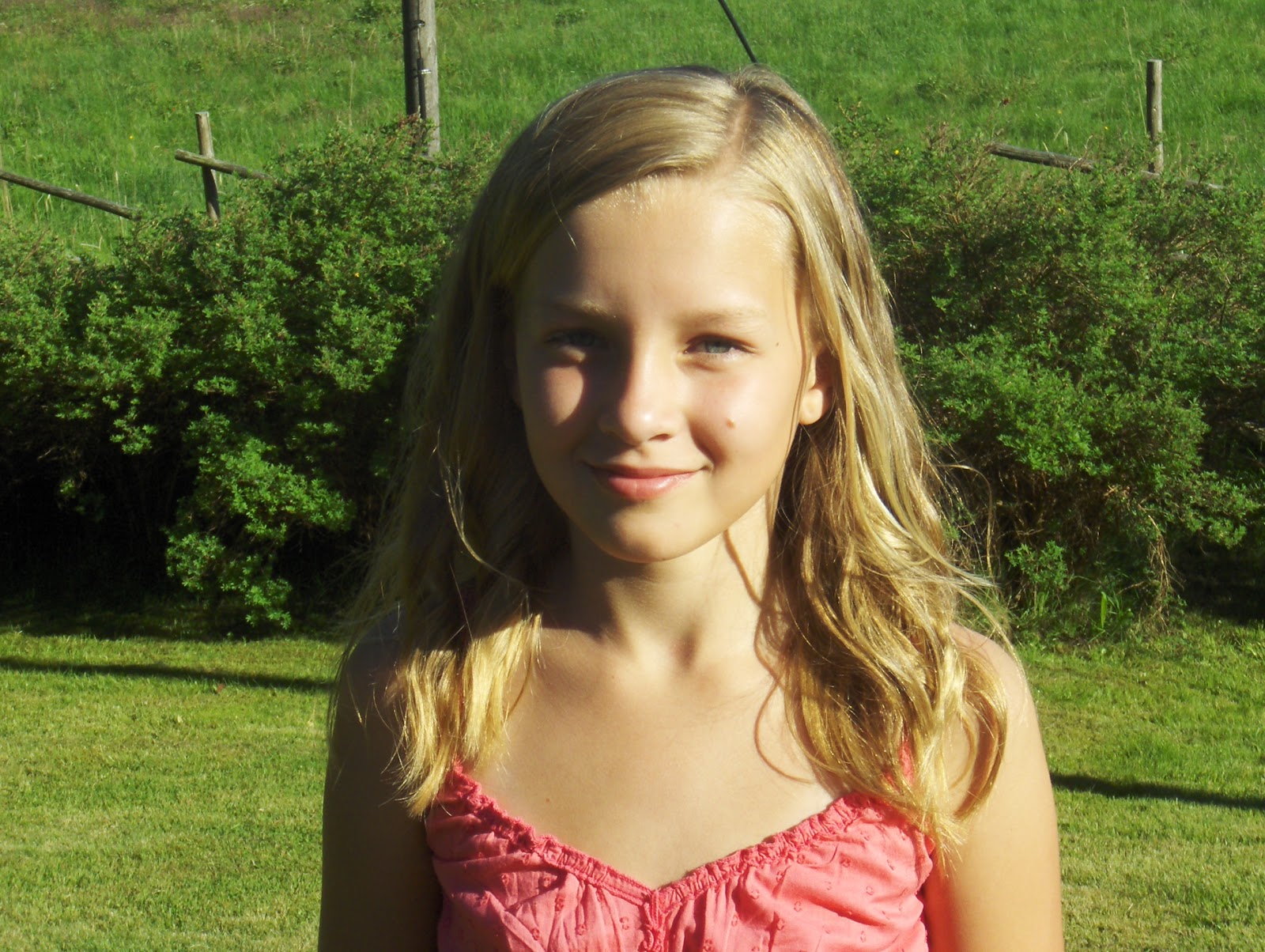 Berit o Lennart: Agnes 12 år med sommarväder