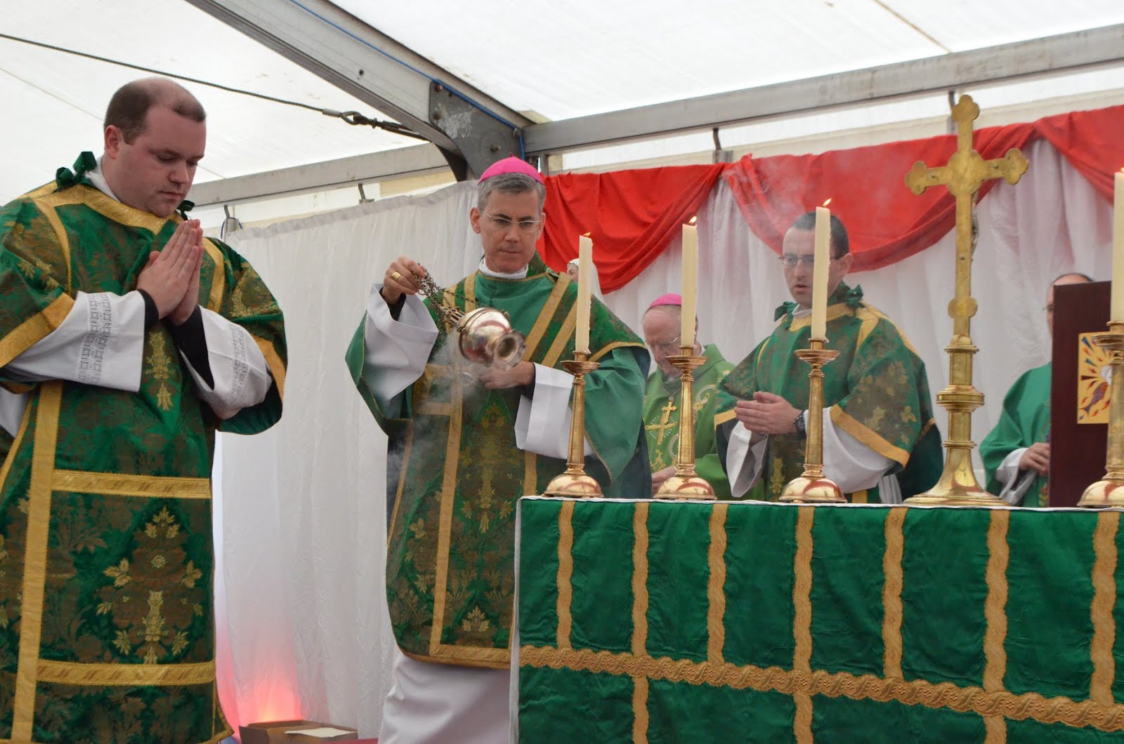 New Liturgical Movement: Yet Another Outdoor Mass -- This Time from Ireland