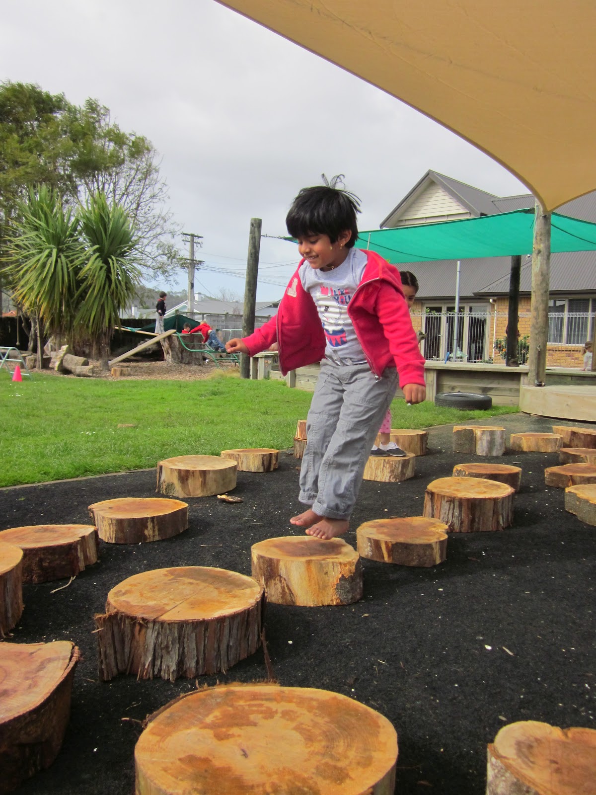 Mairtown Kindergarten: New stepping logs
