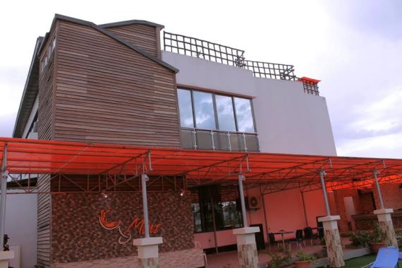 Party with A-list celebs at the grand opening of Mimz Lounge