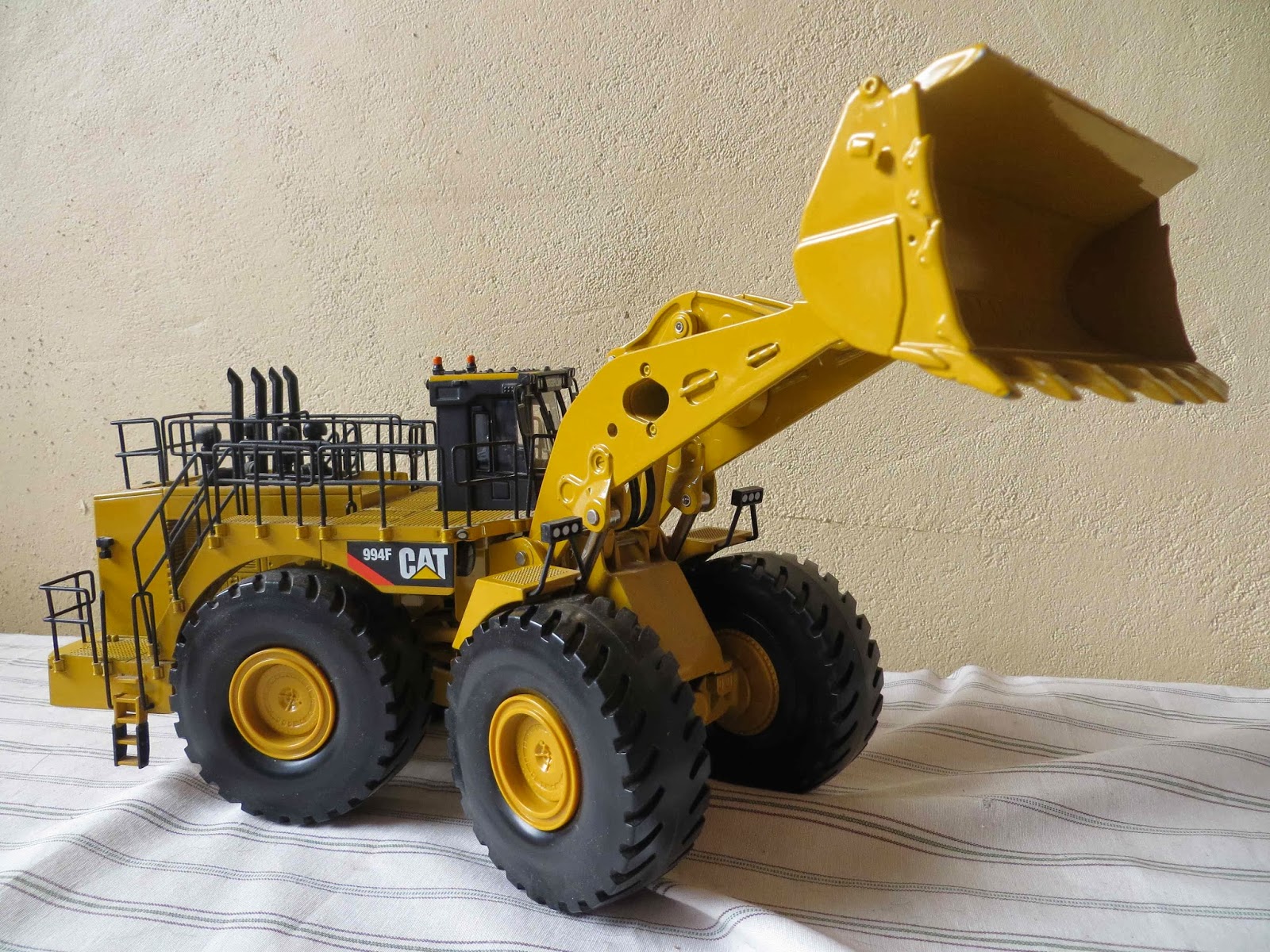 My Model Garage: Norscot CAT 994F Loader