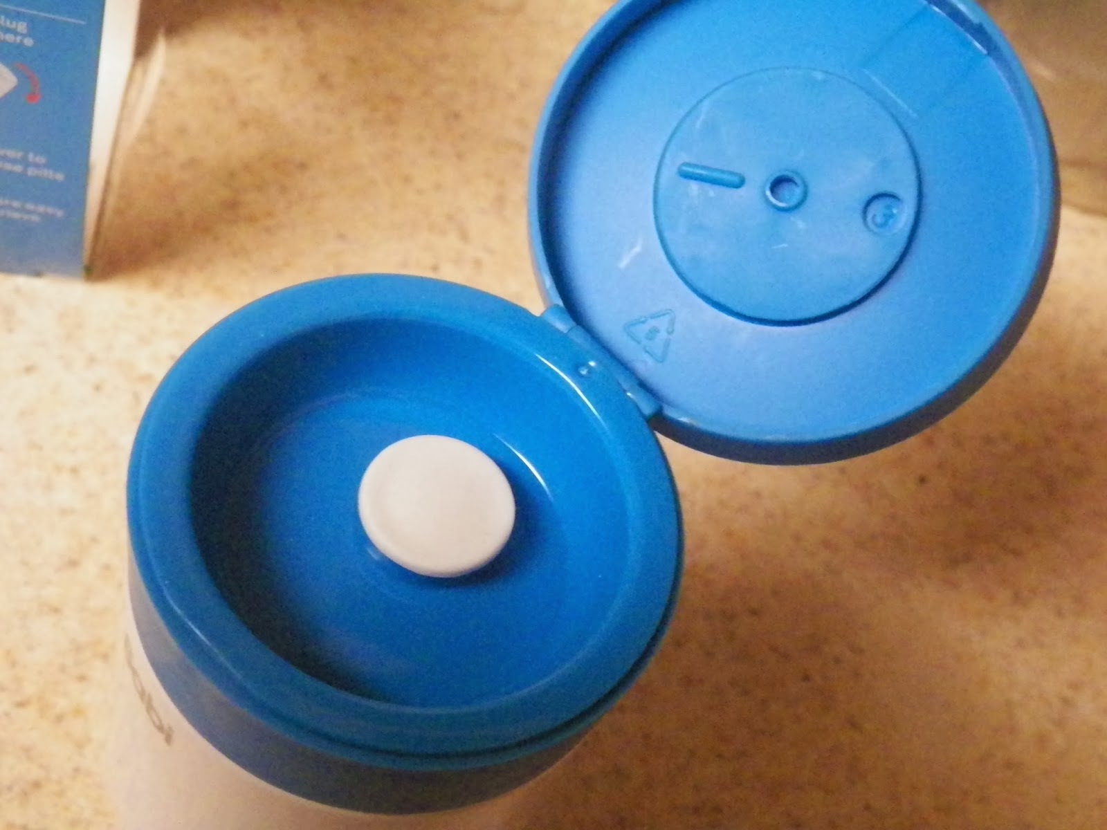 mygreatfinds: SHAKE Flip-top Pill Box by Sabi Review