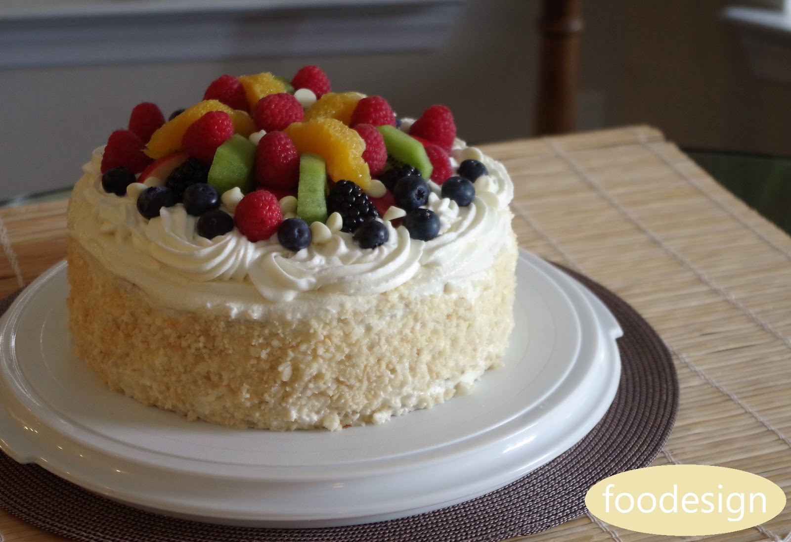 foodesign: white chocolate torte with fresh fruit