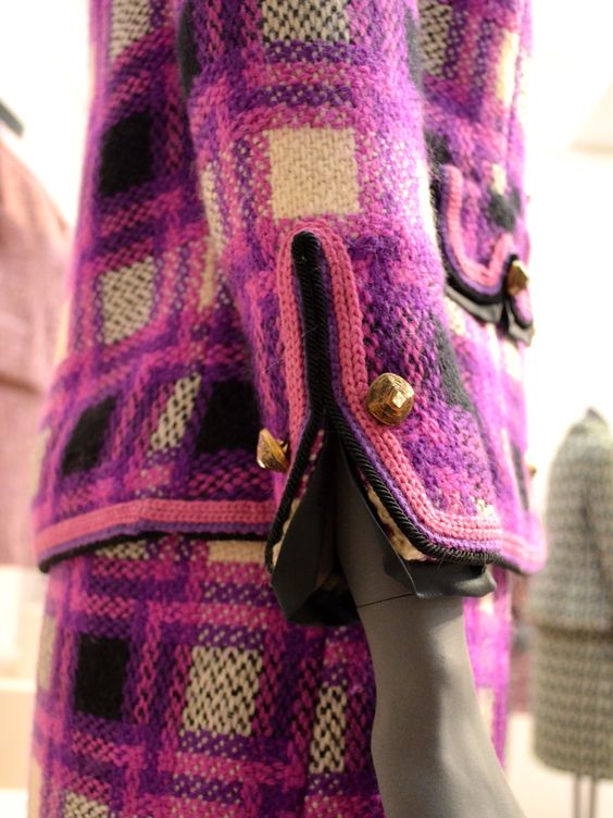 The legendary Coco´s tweed jacket - Magnifique Brunette