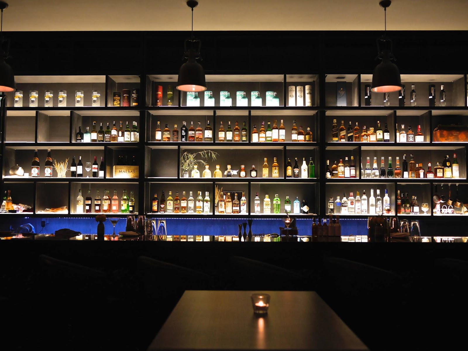 吃喝玩乐: 全马第一间台湾酒吧【Ojos Bar