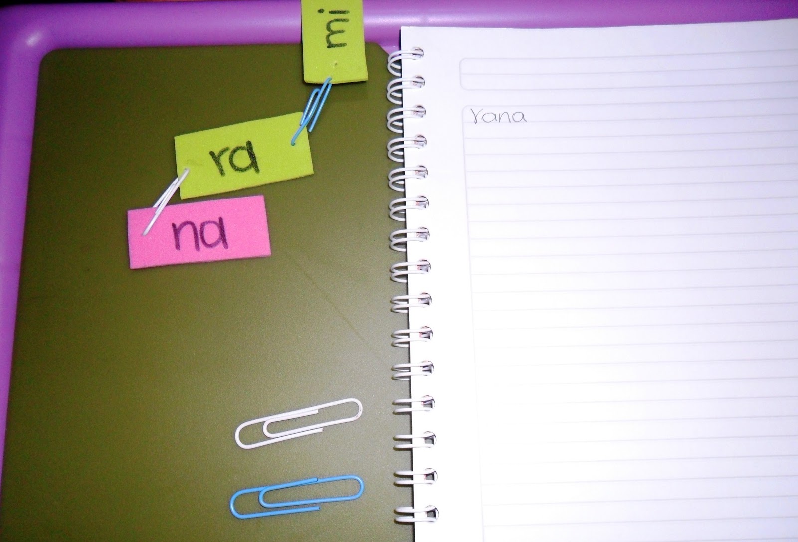 Material pedagógico hecho en casa: Unir silabas con clips