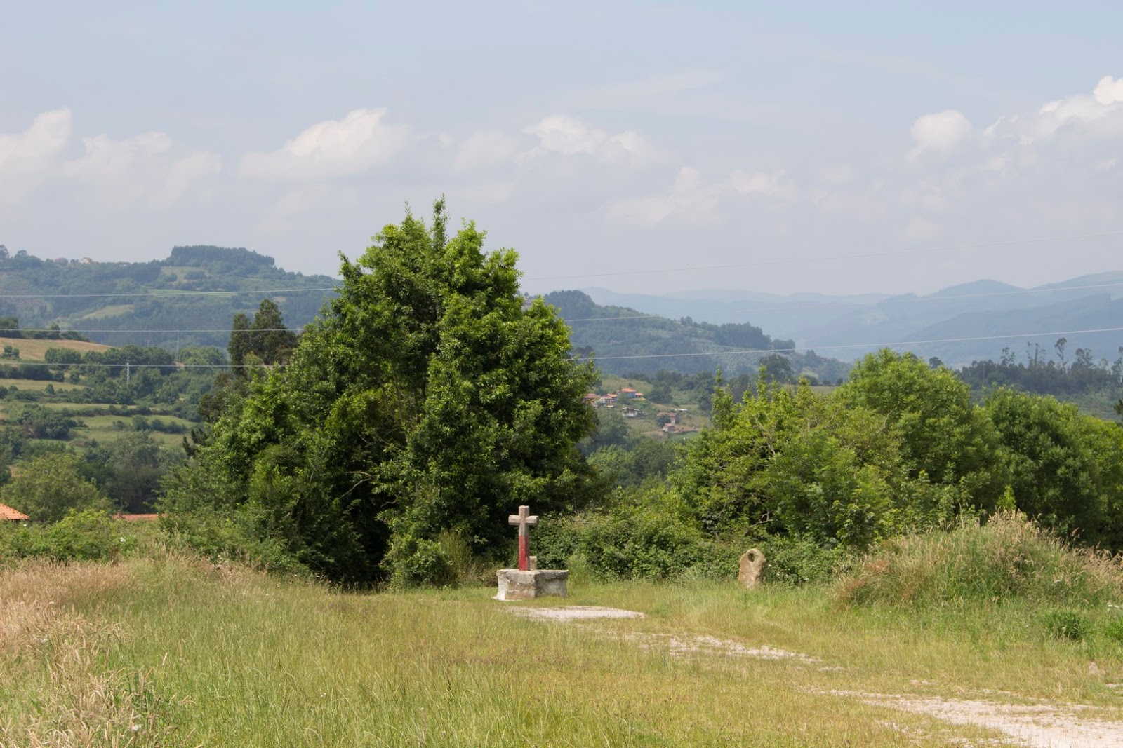 La iglesia románica de Santa Eulalia de Selorio aparece ya mencionada ...