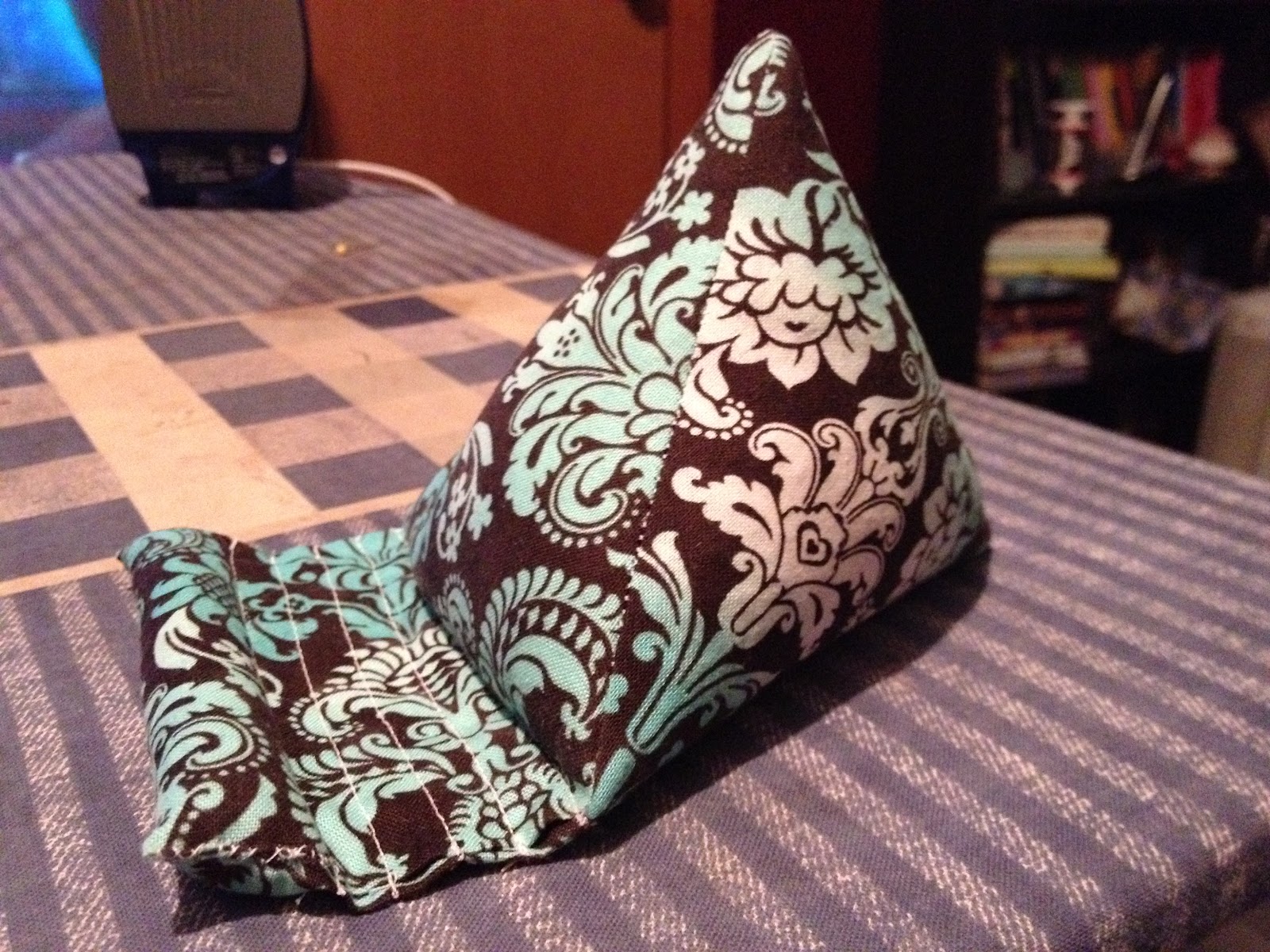 A Sewing Bloggery: *Updated* Pod Pillow Tutorial!