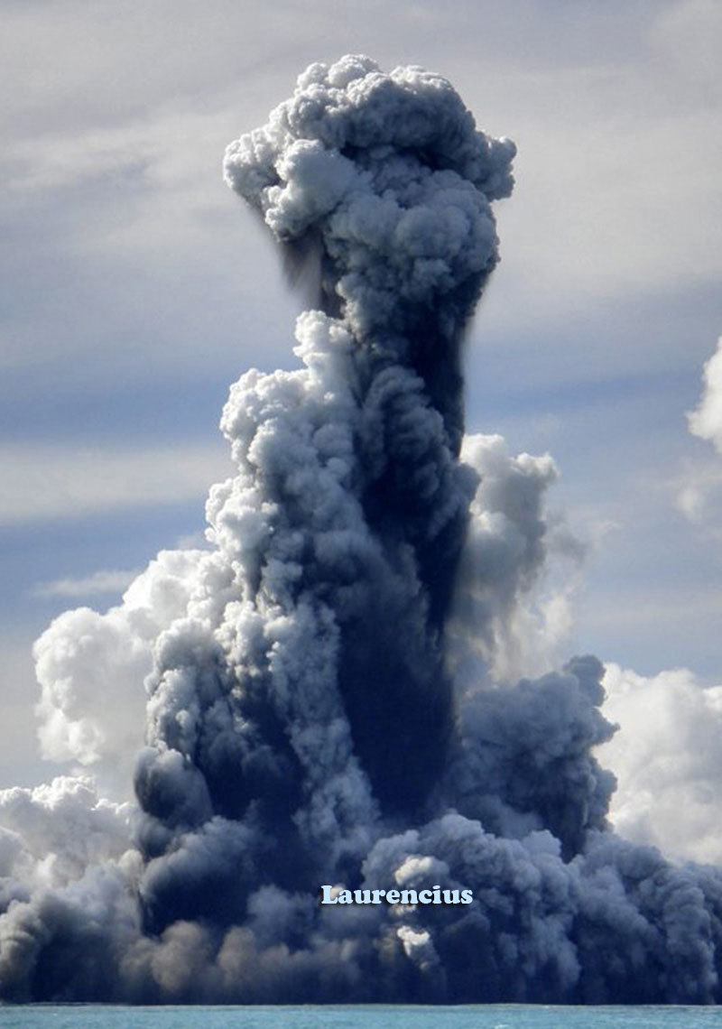 Foto Letusan Gunung Api Bawah Laut - Laurencius