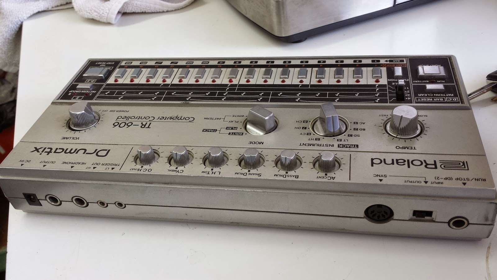 JonDent - Exploring Electronic Music: Roland TR-606 Drum Machine