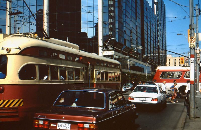 Fascinating Color Photos That Capture Transportation of Toronto in the ...