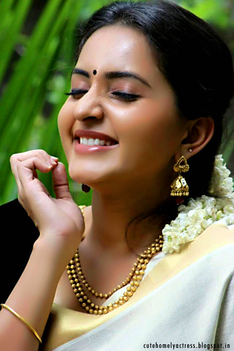 LOVELY NATURAL SMILE AND ORIGINAL KERALA TRADITION LOOK BHAMA MALAYALAM ...