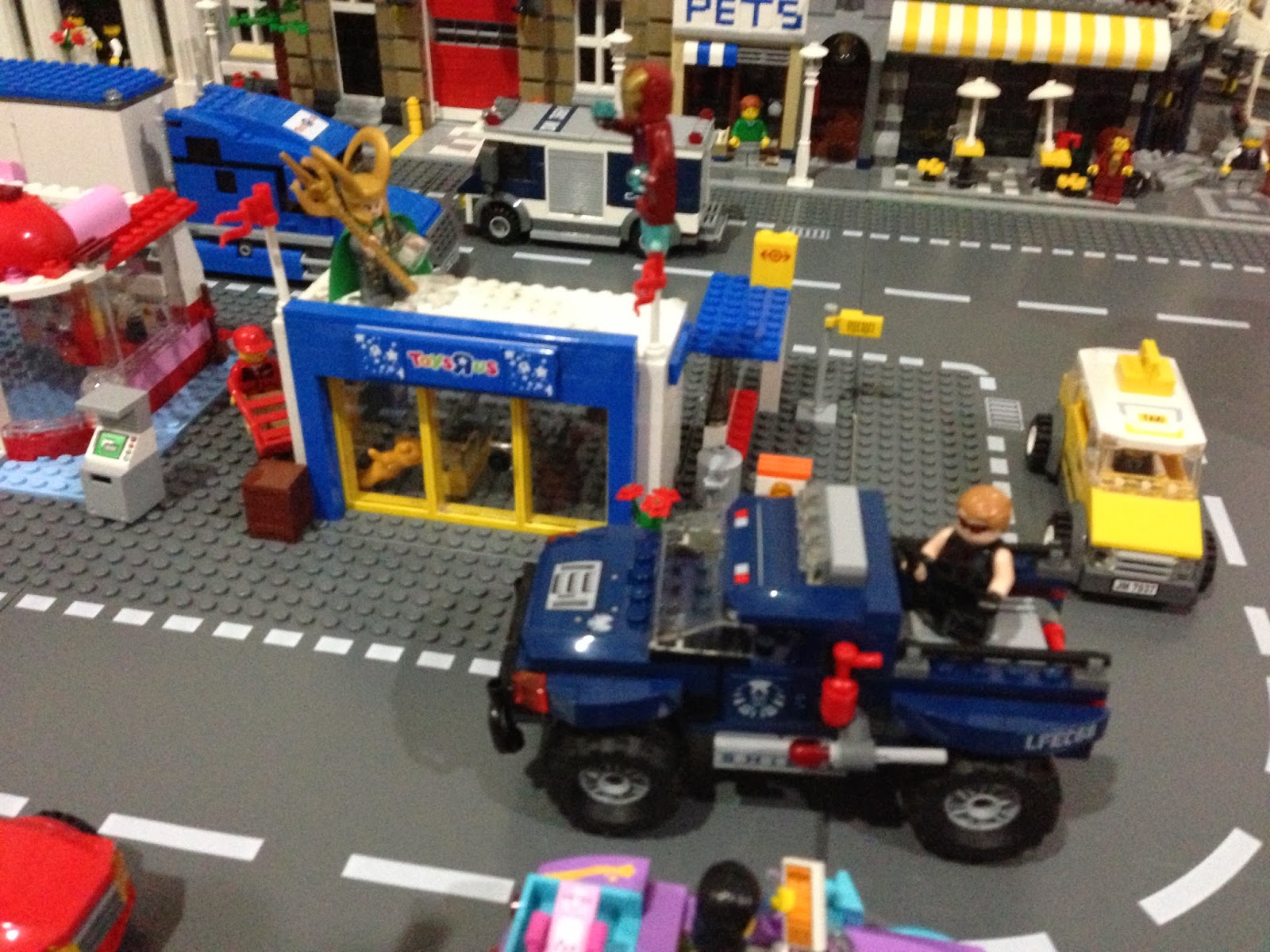 Toy A Day: #947 of Year 4 Lego 6867 Superheroes Loki's Cosmic Cube Escape