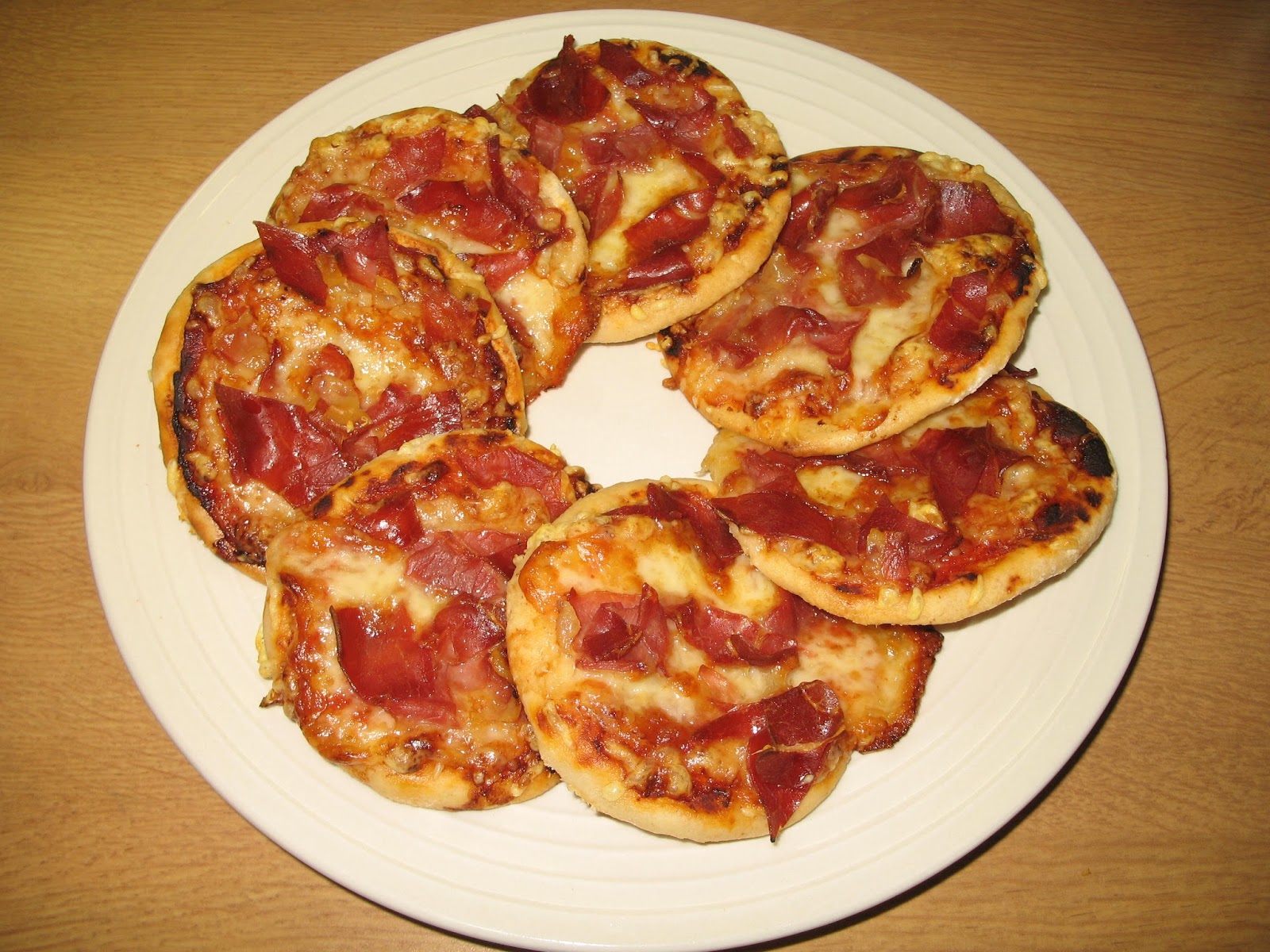 Helkan Keittiössä: Pikkupizzat Farinan uudesta pizzajauhoseoksesta