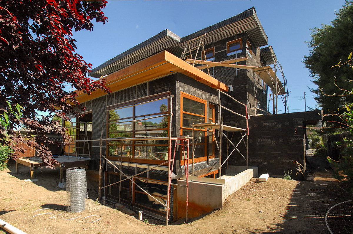 ROBOKOO: Stucco preparation: regelts and wire mesh.