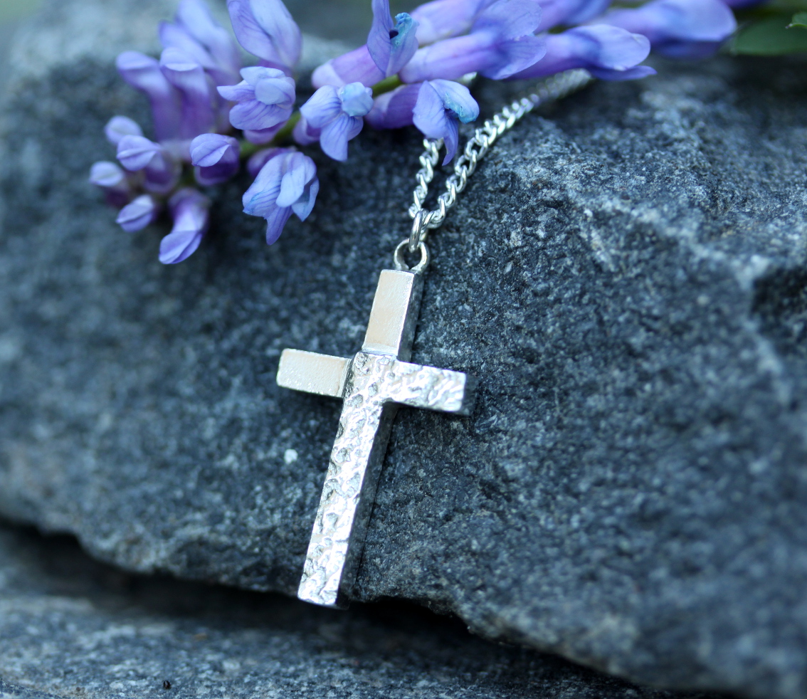 Koruna Studio: Hopeinen rippiristi