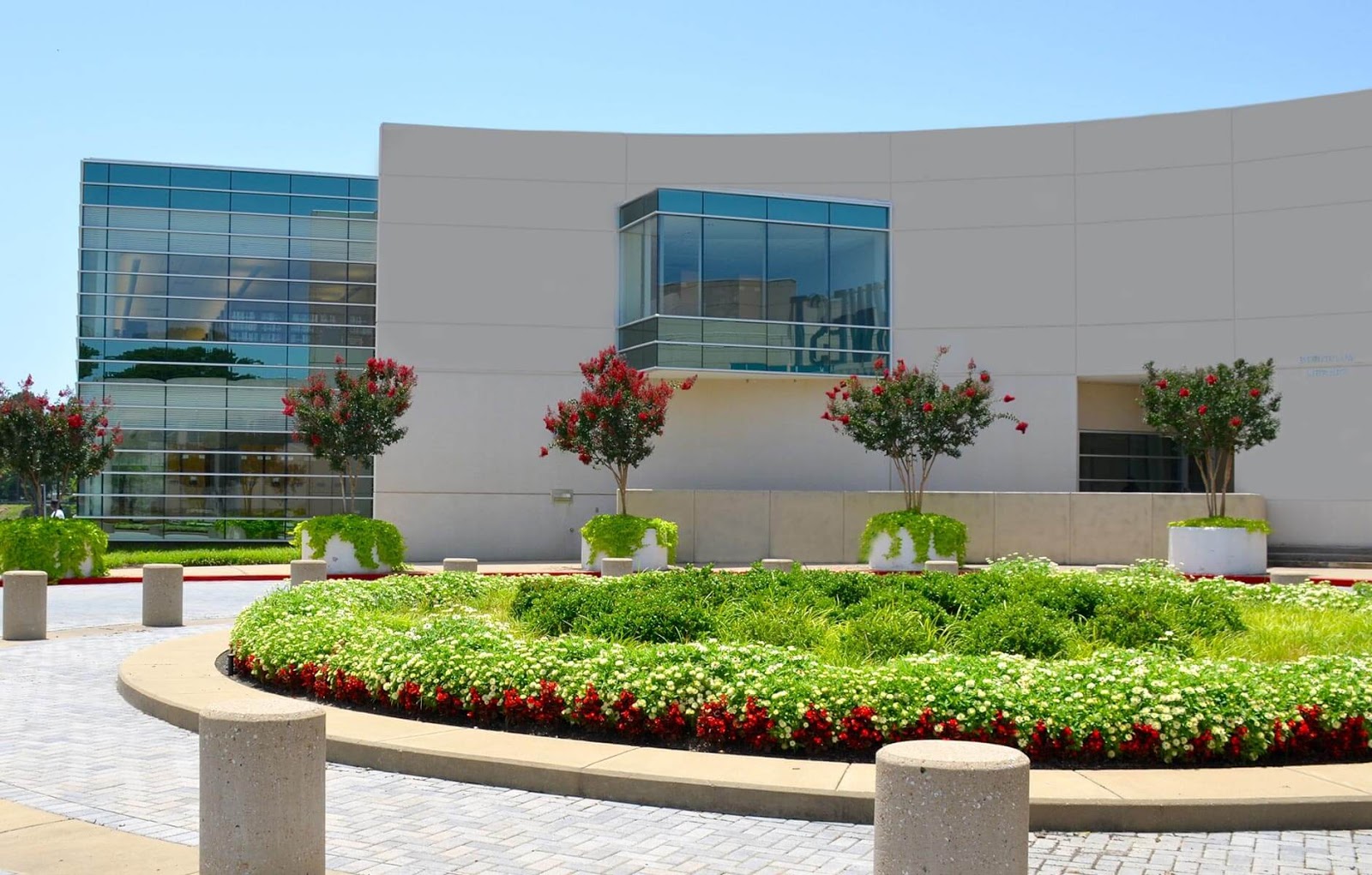 The Importance of a Beautiful and Well Maintained Landscape for Your ...