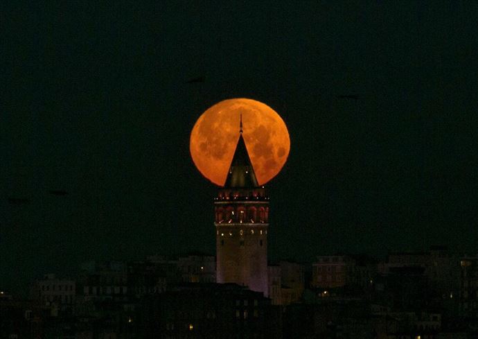 Supermoon rises over in Istanbul