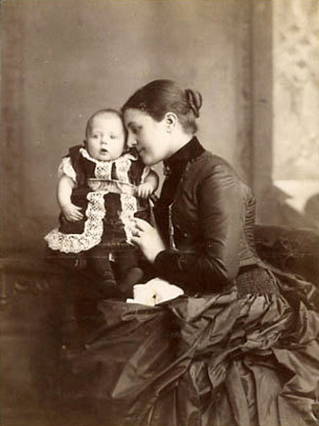 Victorian Motherhood: Lovely Vintage Photos of Mothers Posing With ...