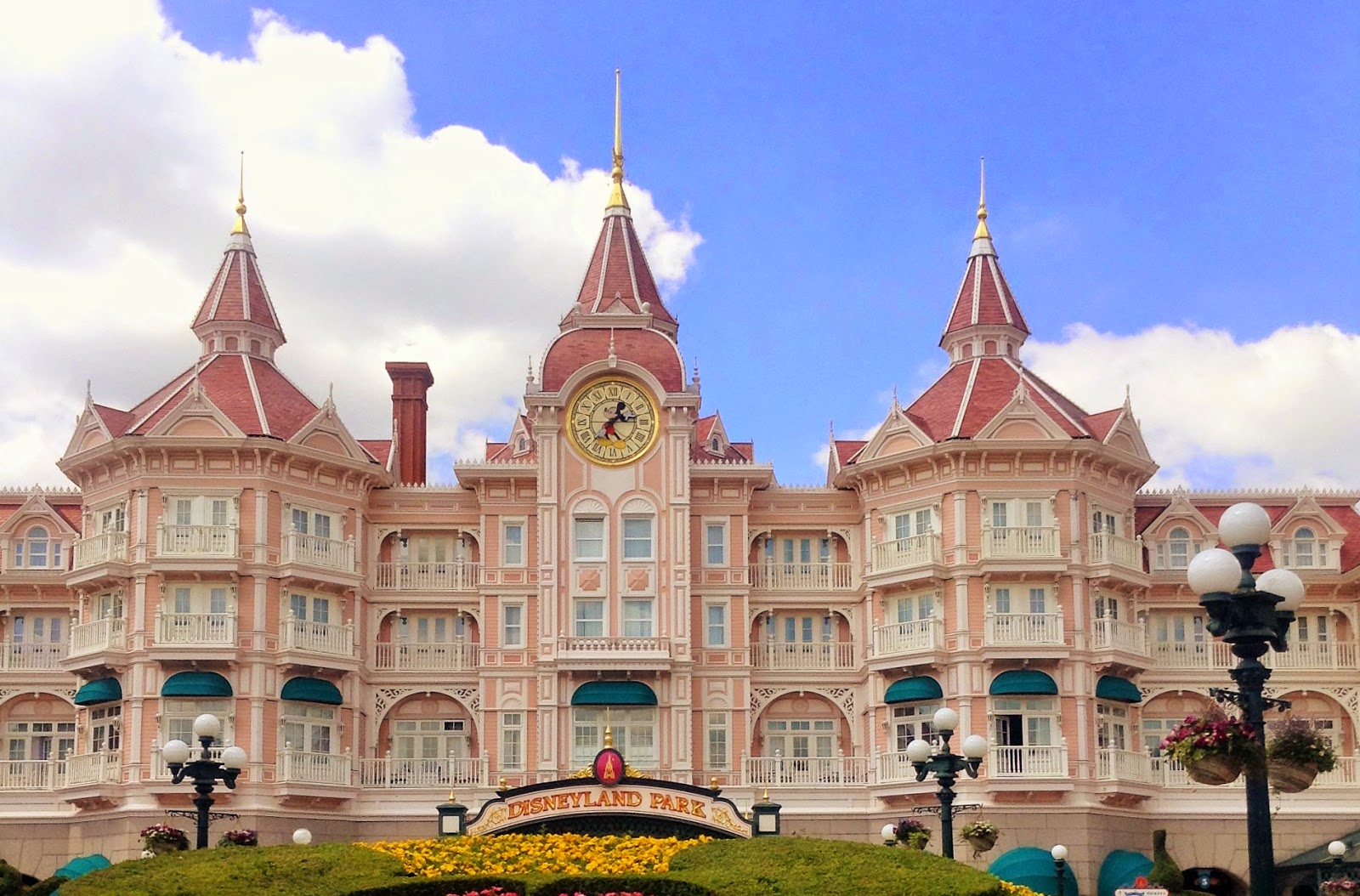 Do Tell, Anabel: Pretty Pink Things at Disneyland Paris