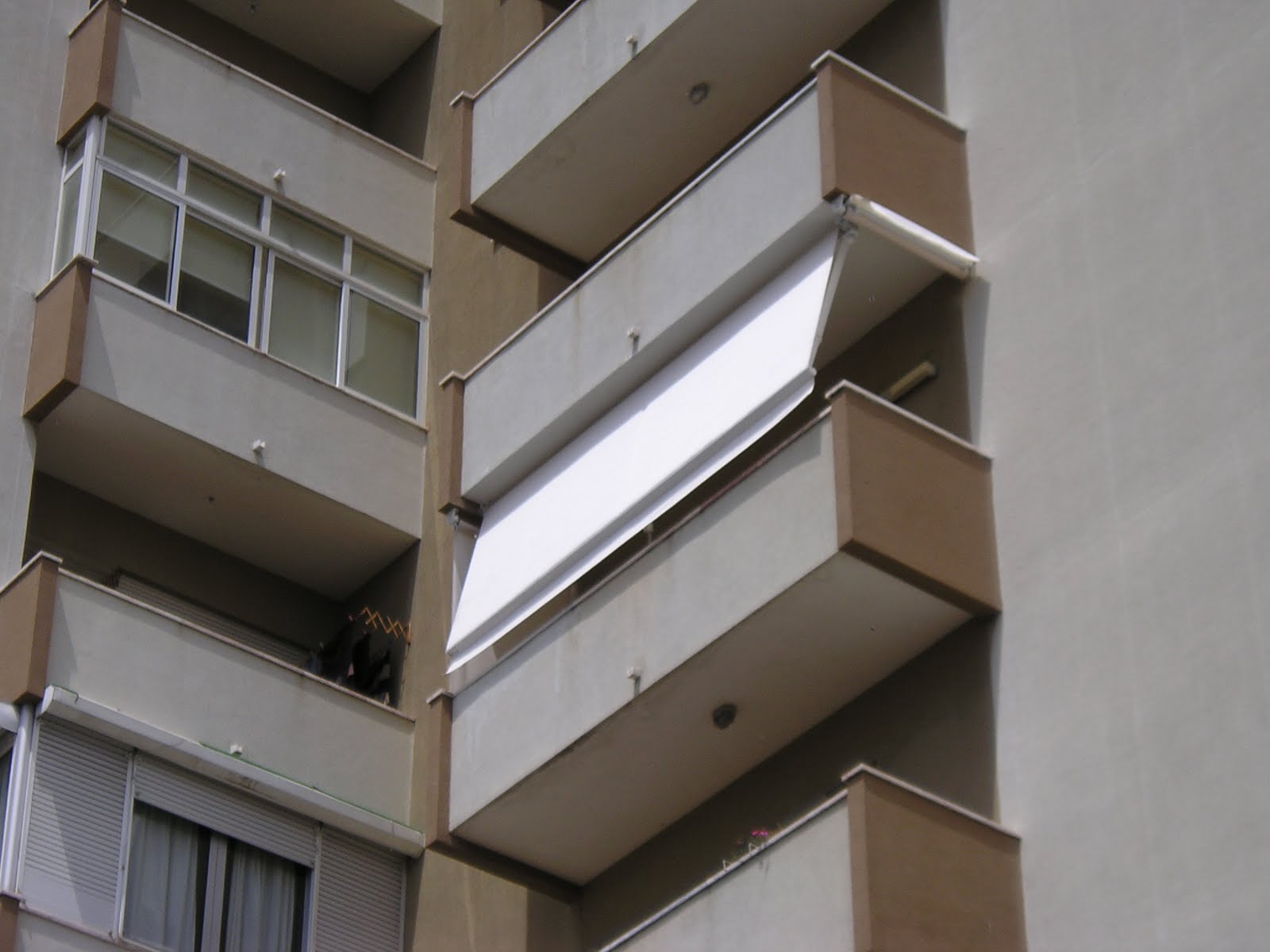 Quero Sombra - Não + SOL: Toldo instalado numa varanda de um prédio ...