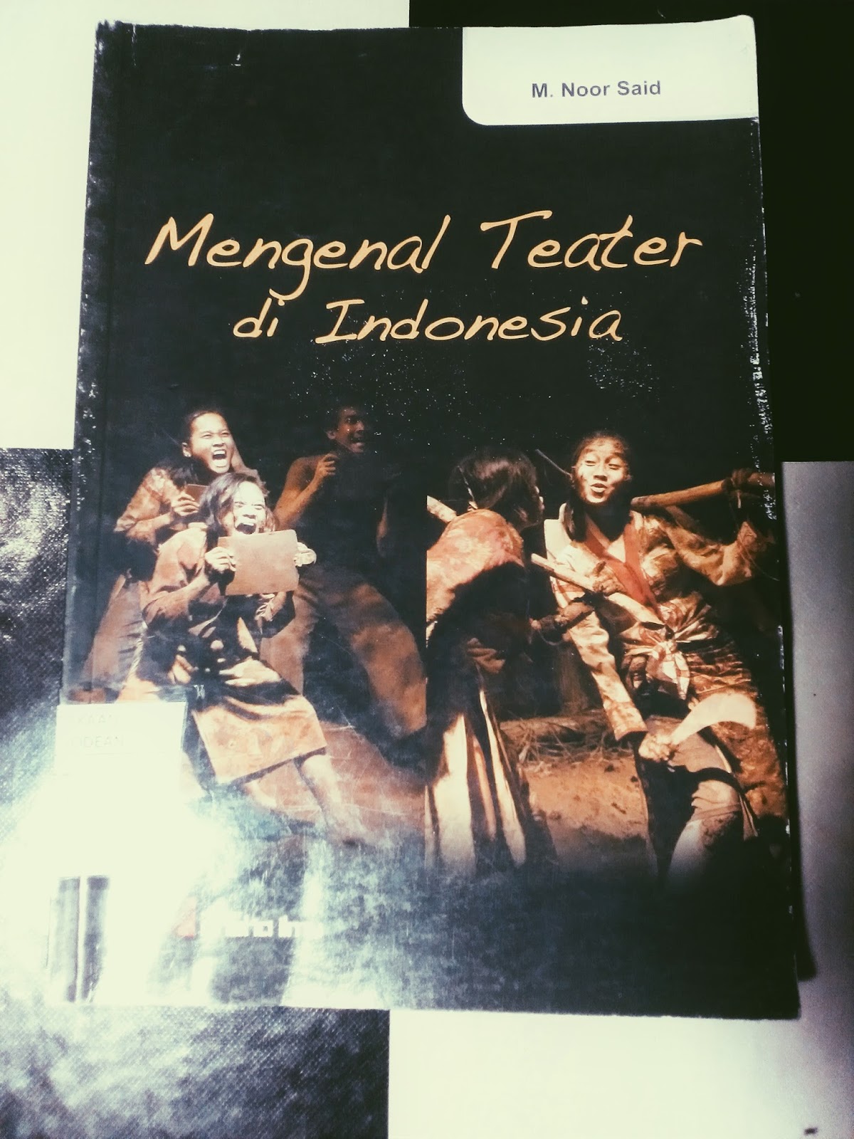 CONTOH MERESENSI BUKU MENGENAL TEATER DI INDONESIA
