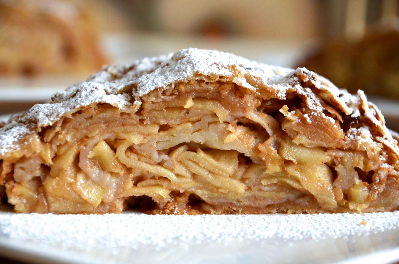 PIZZA FOR BREAKFAST: AUSTRIAN 'APFELSTRUDEL' (APPLE STRUDEL)
