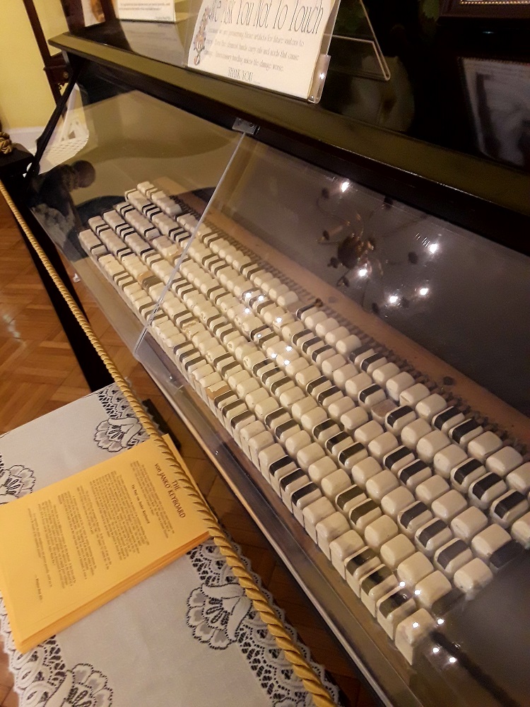 Flares into Darkness: The Von Jankó Keyboard