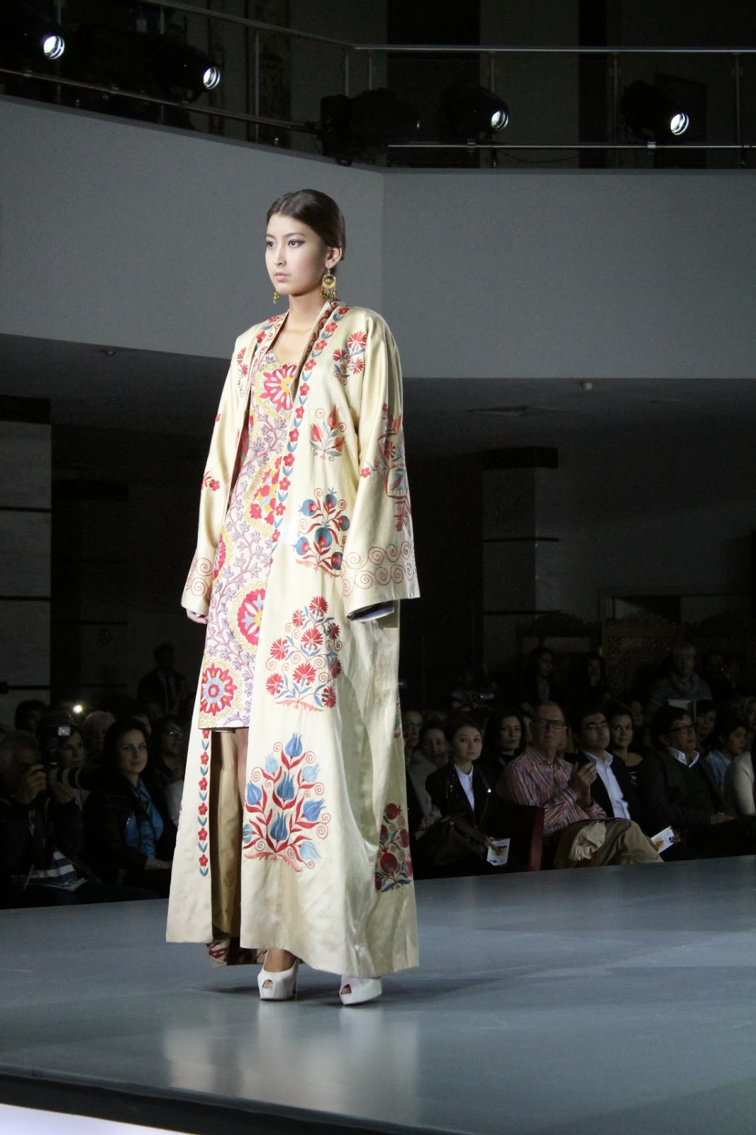 Style.UZ National Dress Festival. Uzbek khan Atlas and Adras