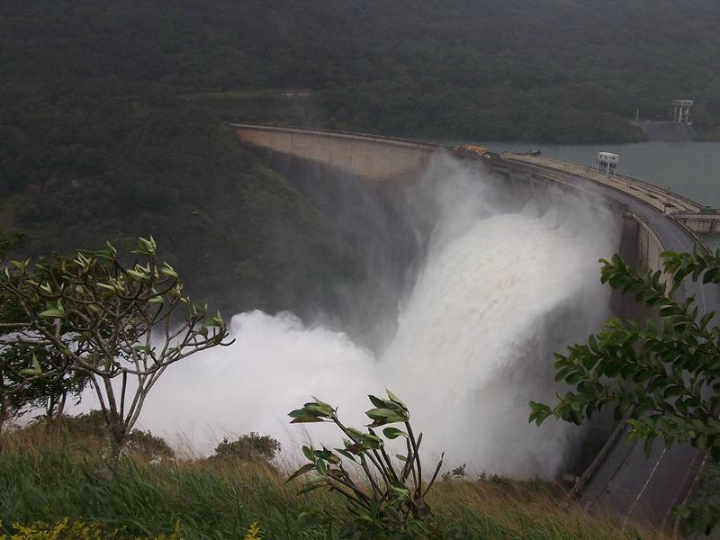 Sri Lanka - Nature: Victoria Dam Spills