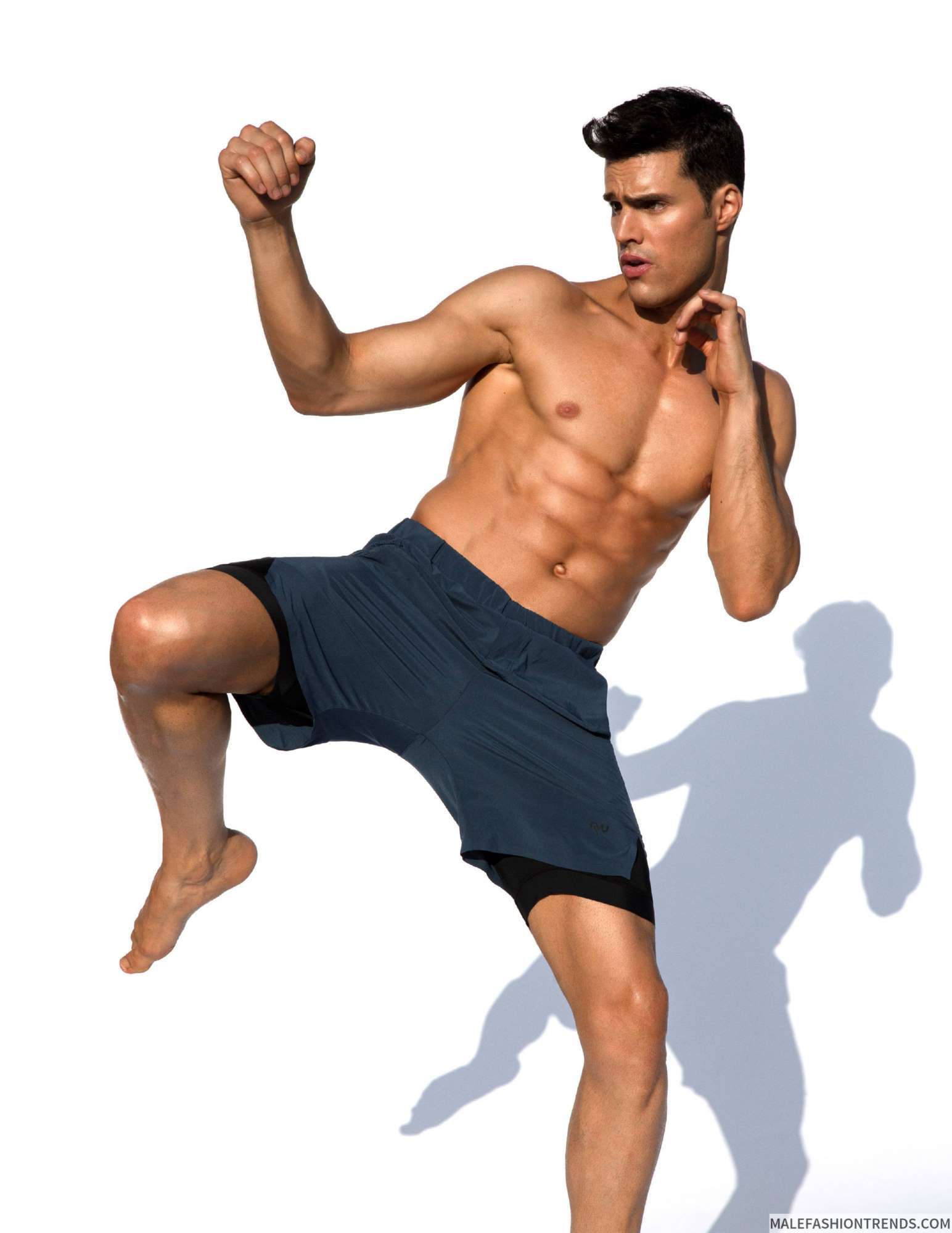 Gil Soares posa como el modelo del mes para BELLO Magazine