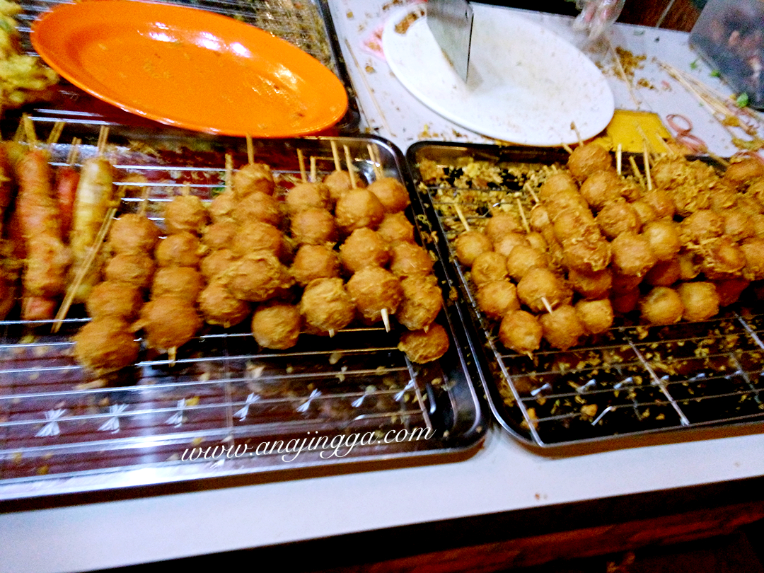 Makan Colek Ayam Dan Seafood Di Warung Kita, Sungai Buloh