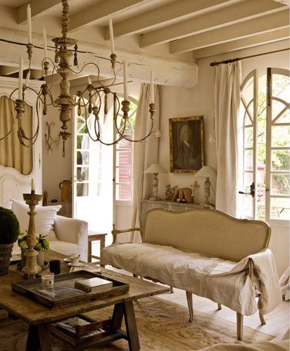 Eye For Design: Decorate With Rustic Italian Chandeliers