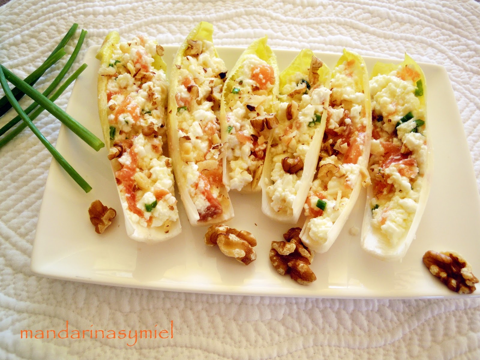 Endivias con salsa de queso y salmón. | Mandarinas y miel