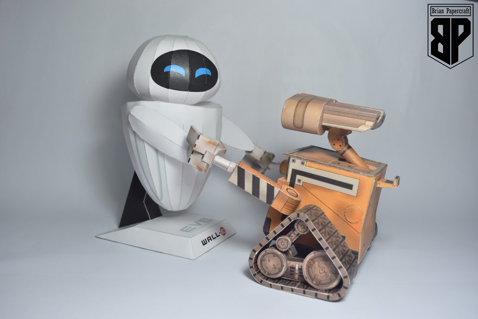 Wall-e and Eve Papercraft - Brian Papercraft