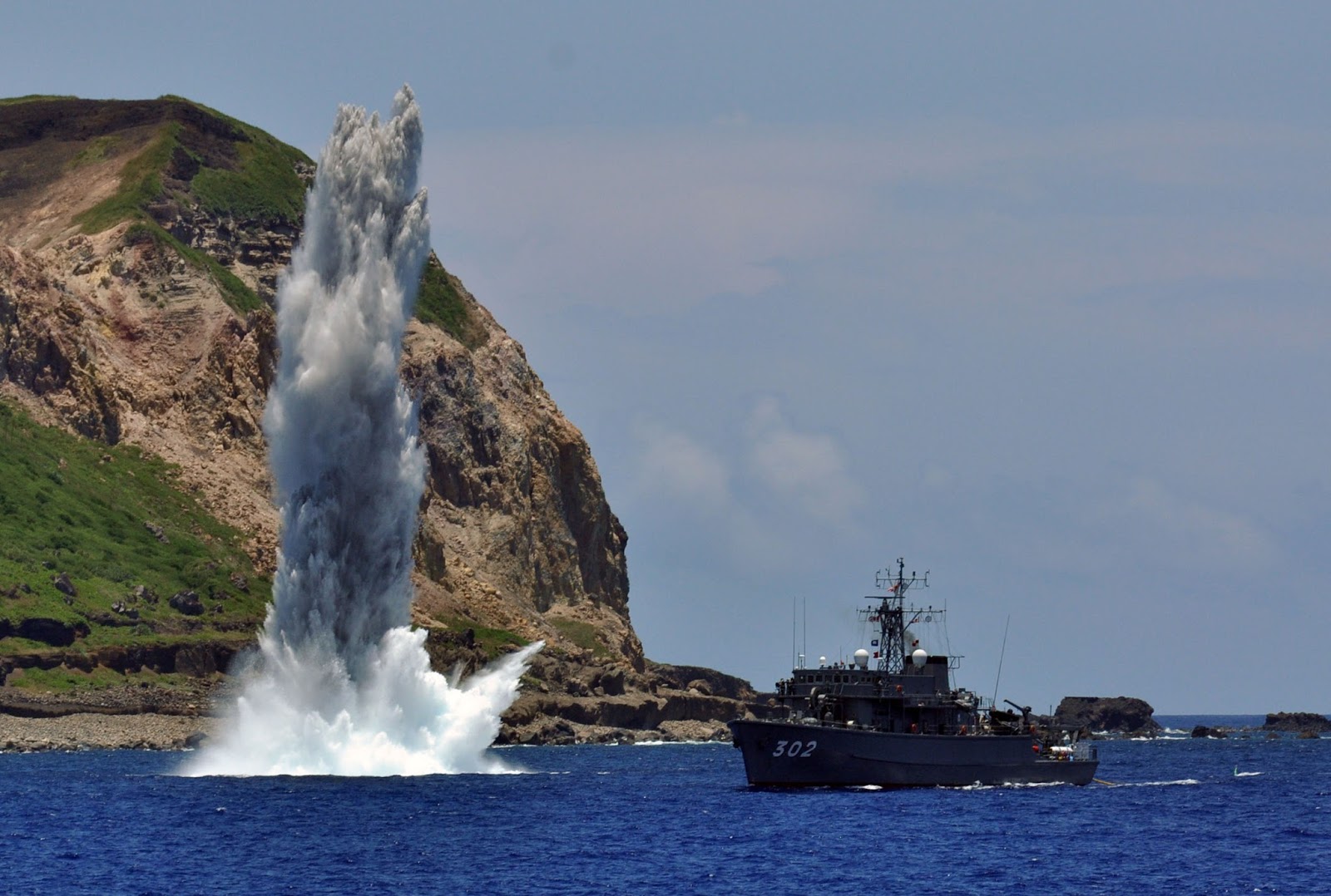 Japan Maritime Self-Defense Force (JMSDF) Conducts Sea Mine Sweeping ...