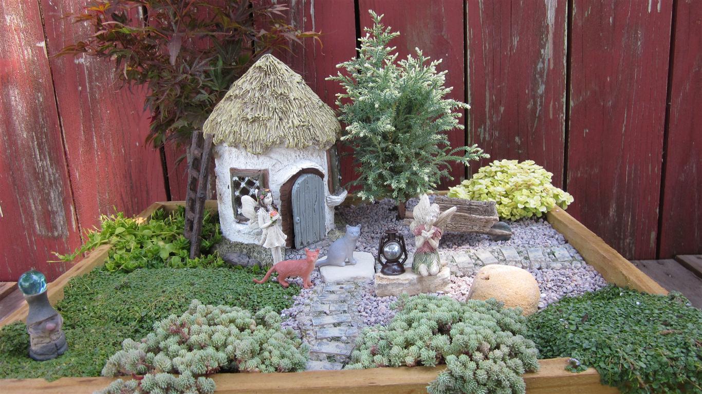 The Papercrete Potter: Summertime Mini Gardens............