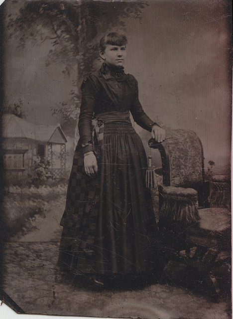 Old Portraits With Background Smackdown ~ Vintage Everyday