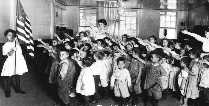 Schoolchildren Salute the Flag in the U.S in 1915, And Here's What the ...