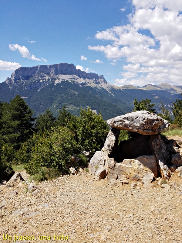 Un paseo,una foto: Dolmen de Tella. Tella. Huesca