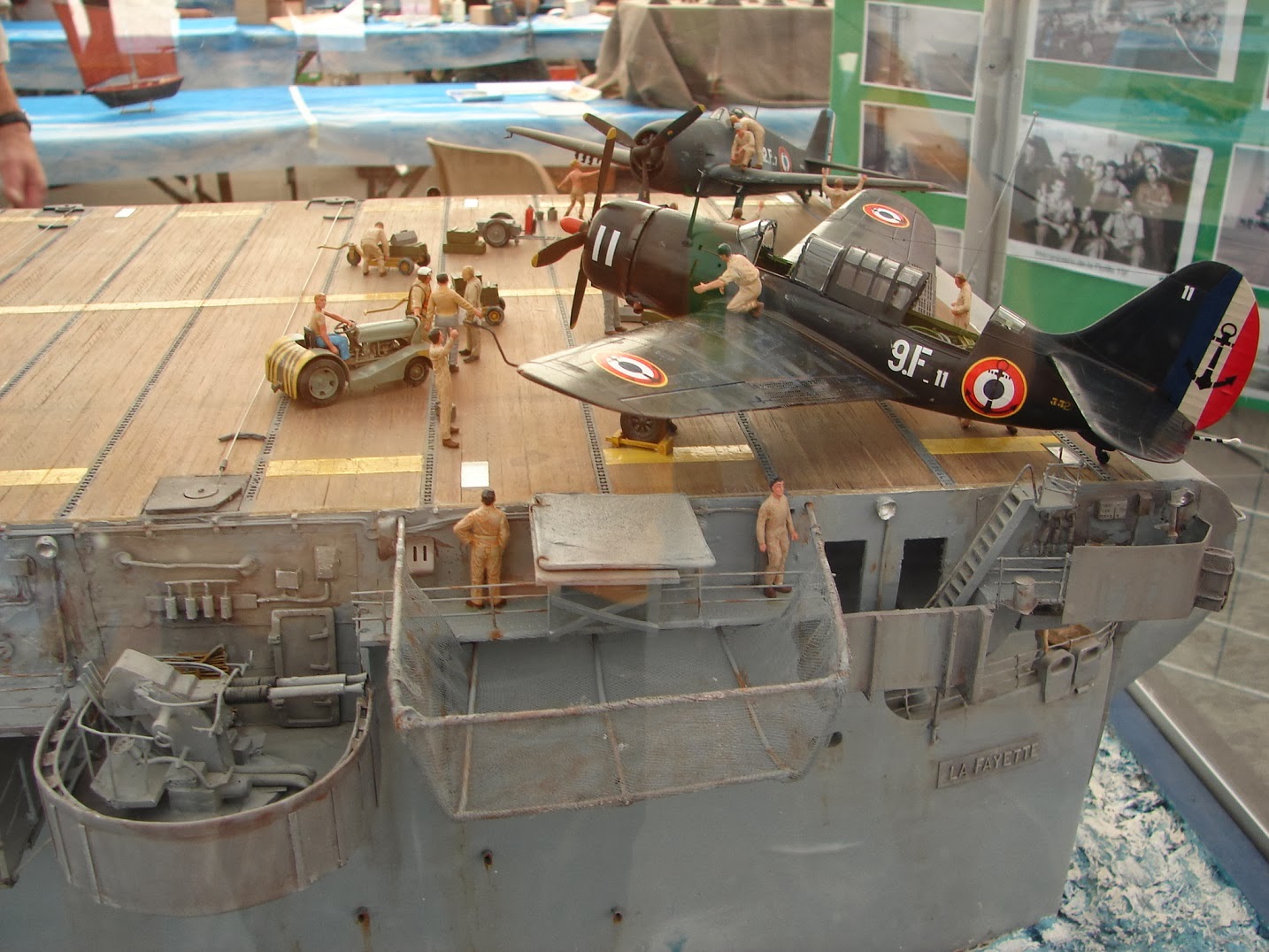 1/144 airbattle: Porte-avions La Fayette - La Fayette aircraft carrier