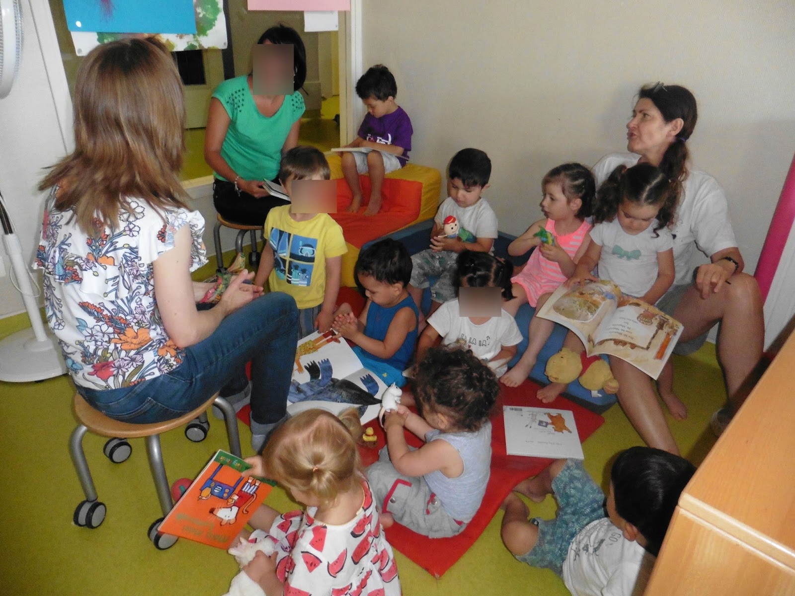 Crèche Baby Nursery: Une maman partage un temps lecture// a Fireflies ...