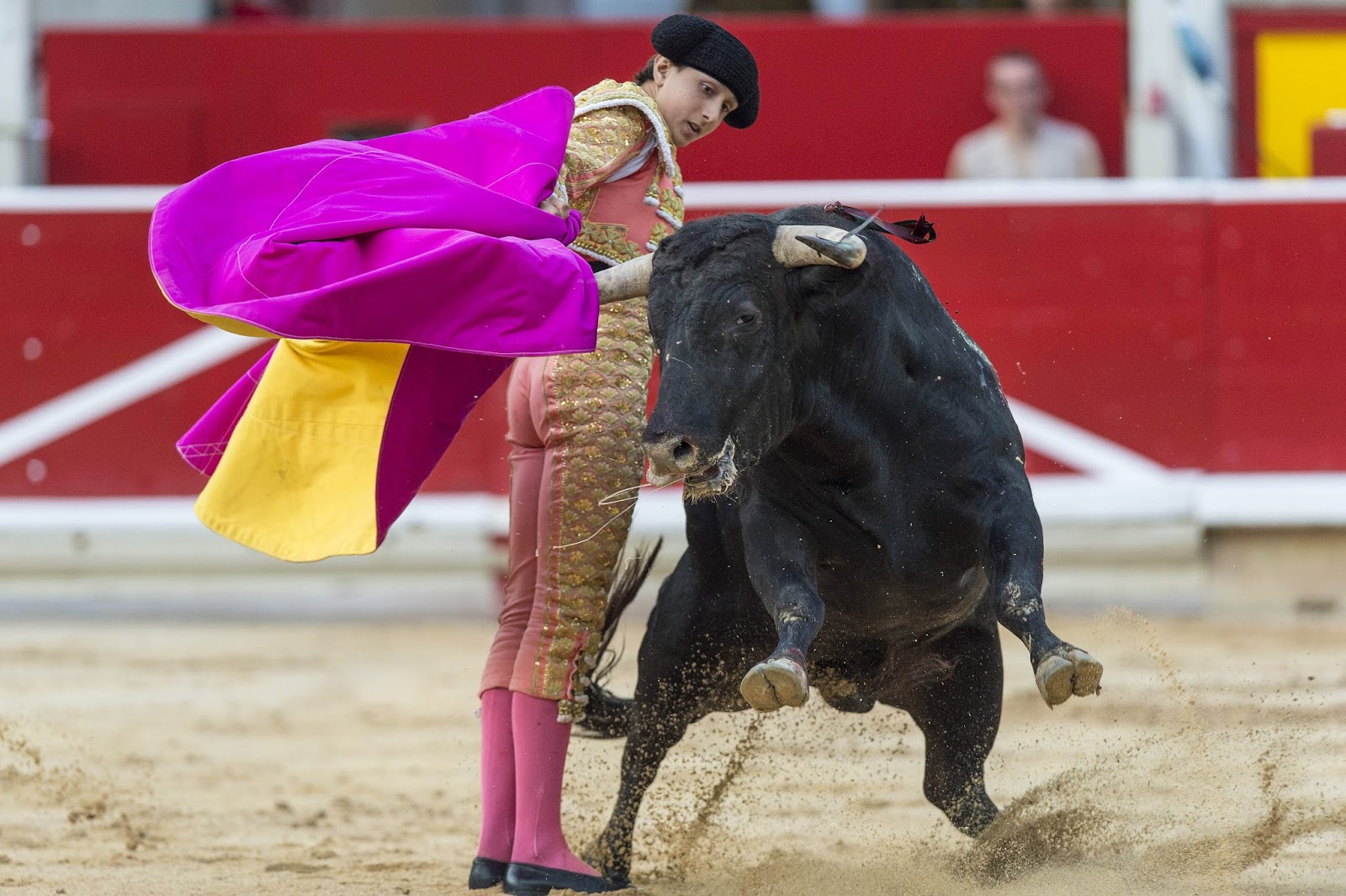 VUELTA AL RUEDO: CORRIDAS GENERALES – NOVILLADA DE FERIA: Roca Rey sale ...