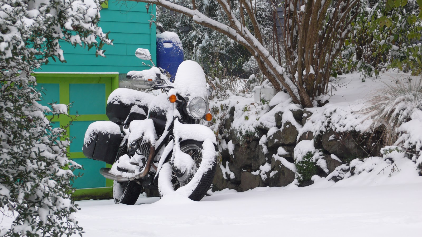 Motoblogn: Snow Covered Motorcycles