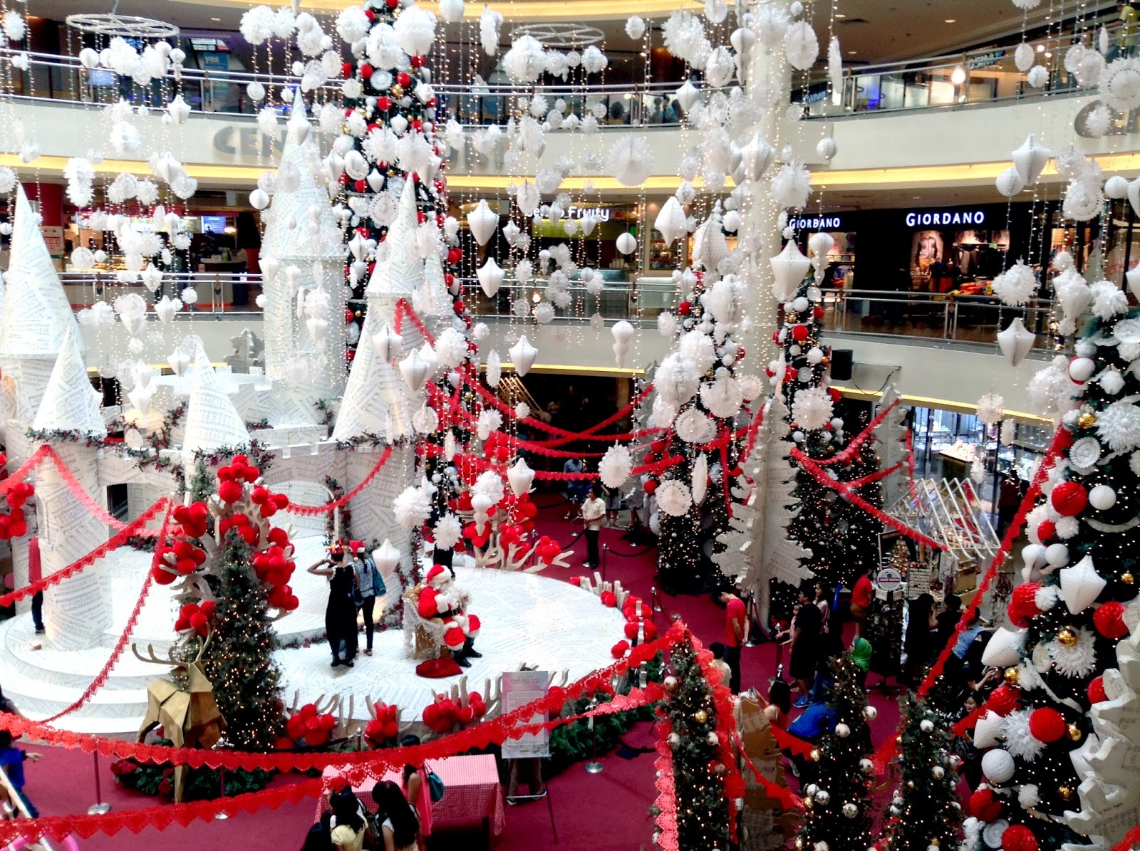 AKEMI Home: Top 10 Wow Factor Mall Christmas Decor