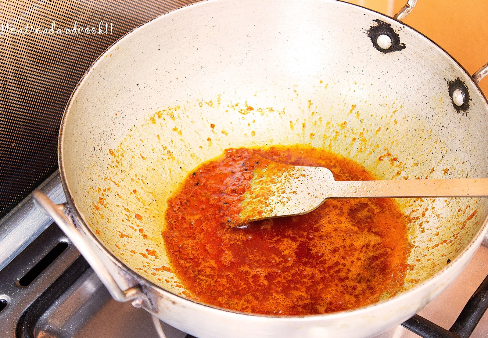 Kalo Jeera die Macher Jhal / Bengali Spicy Fish Curry with Nigella Seeds