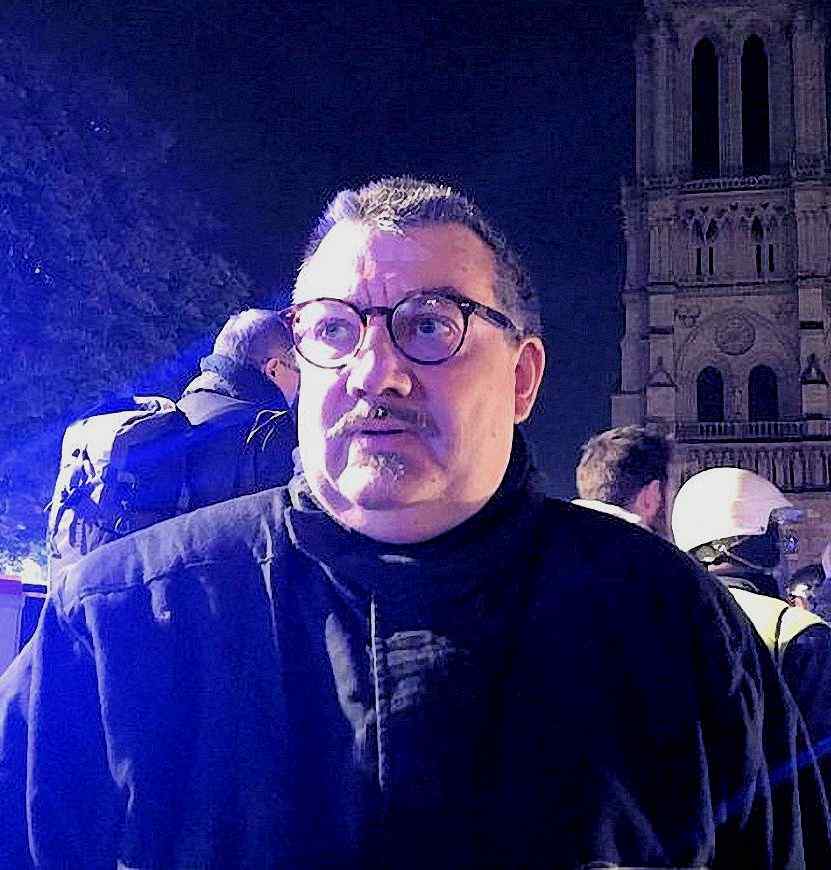 Luzes de Esperança: Heroico sacerdote entre as chamas de Notre Dame