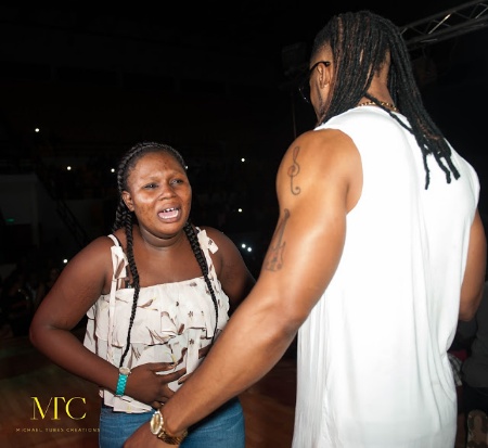 See Ladies Crying For Nigerian Musician Flavour Nabania In Mali [PHOTOS ...