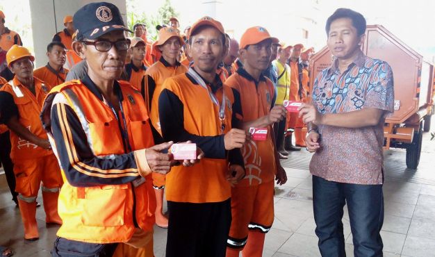Lagi, Sudin Lingkungan Hidup Jakbar Serahkan Germor dan RFID Card ... Lagi, Sudin Lingkungan Hidup Jakbar Serahkan Germor dan RFID Card ...